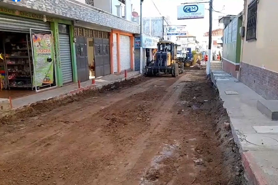 Construcción de base para la pavimentación de calle salida hacia El ...