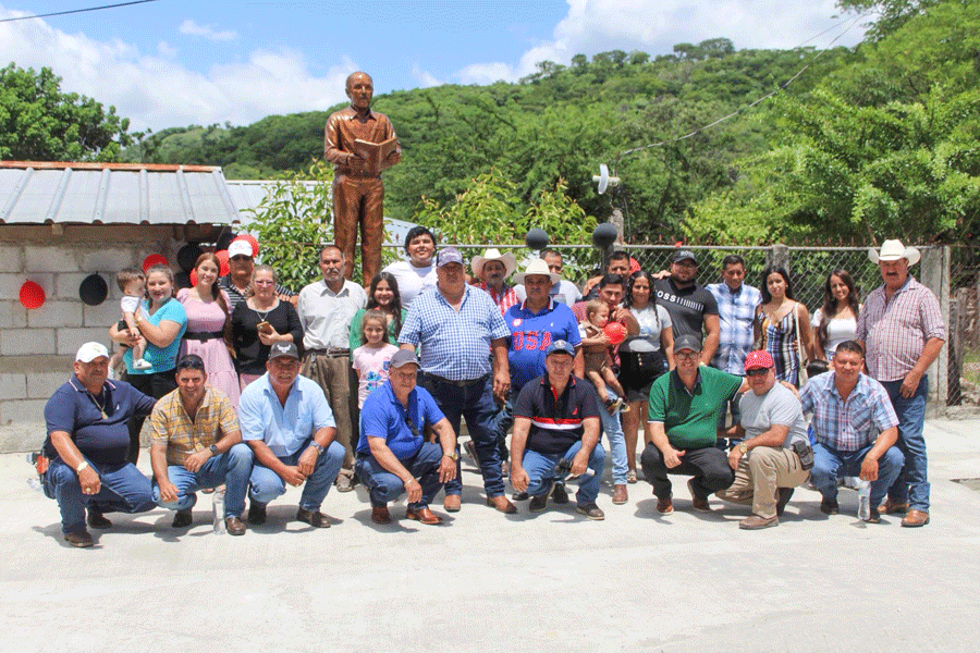 Debelación de la Estatua Wenceslao Villeda en la Plaza de Aldea Santa ...